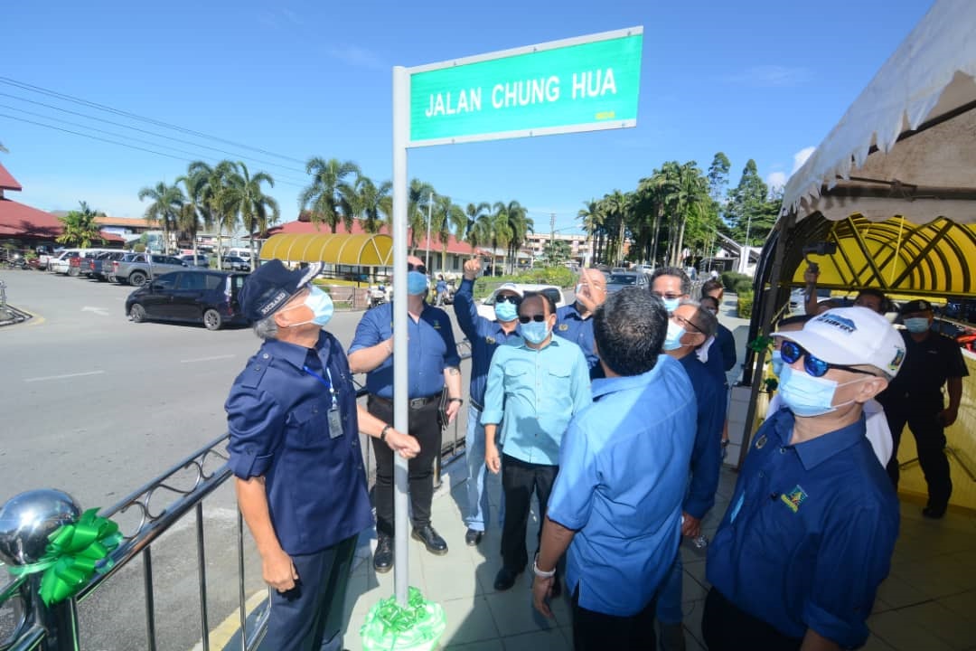 Richard Riot rasmi Jalan Chung Hua, Serian - UTUSAN SARAWAK