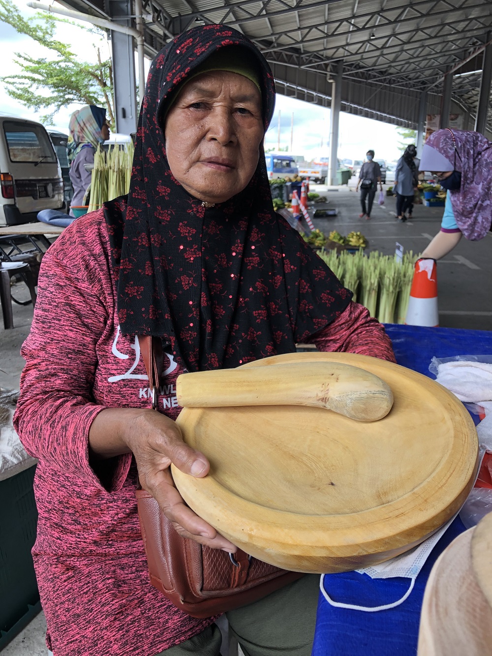 Gesek dan lesung kayu peneman suri di dapur - UTUSAN SARAWAK