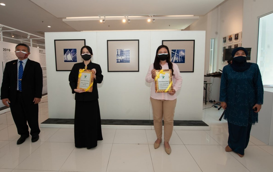 Dua pelajar UNIMAS terima anugerah - UTUSAN SARAWAK