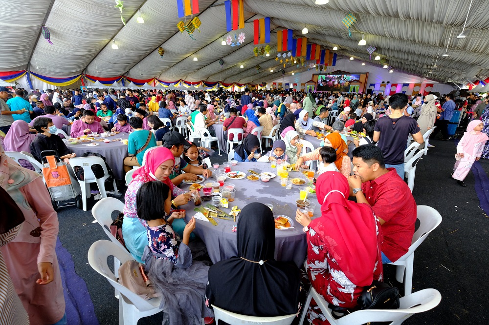 Lebih 100,000 hadir Rumah Terbuka di Seri Perdana - UTUSAN SARAWAK