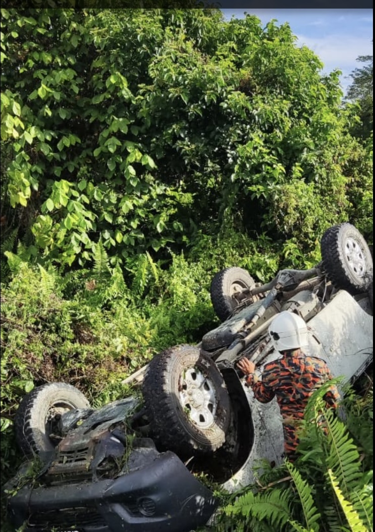 Kereta pacuan empat roda hilang kawalan - UTUSAN SARAWAK