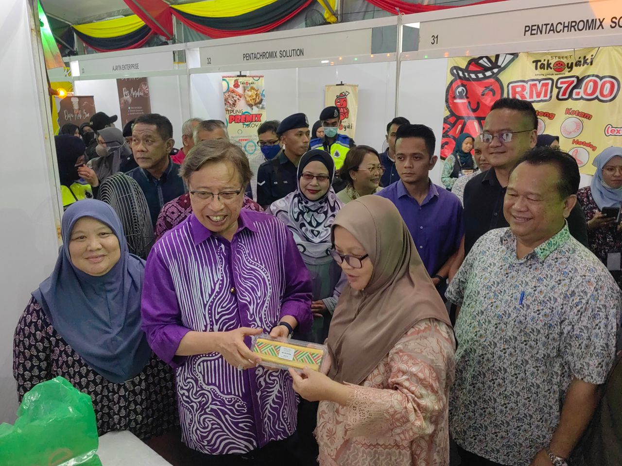 Kek lapis Qise terima kunjungan Abang Jo - UTUSAN SARAWAK