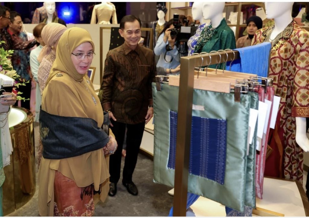 Permaisuri Agong berkenan berangkat ke majlis perasmian Juma'ani Pavilion - UTUSAN SARAWAK