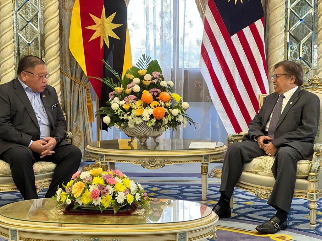 Tiong kunjungi Abang Johari - UTUSAN SARAWAK