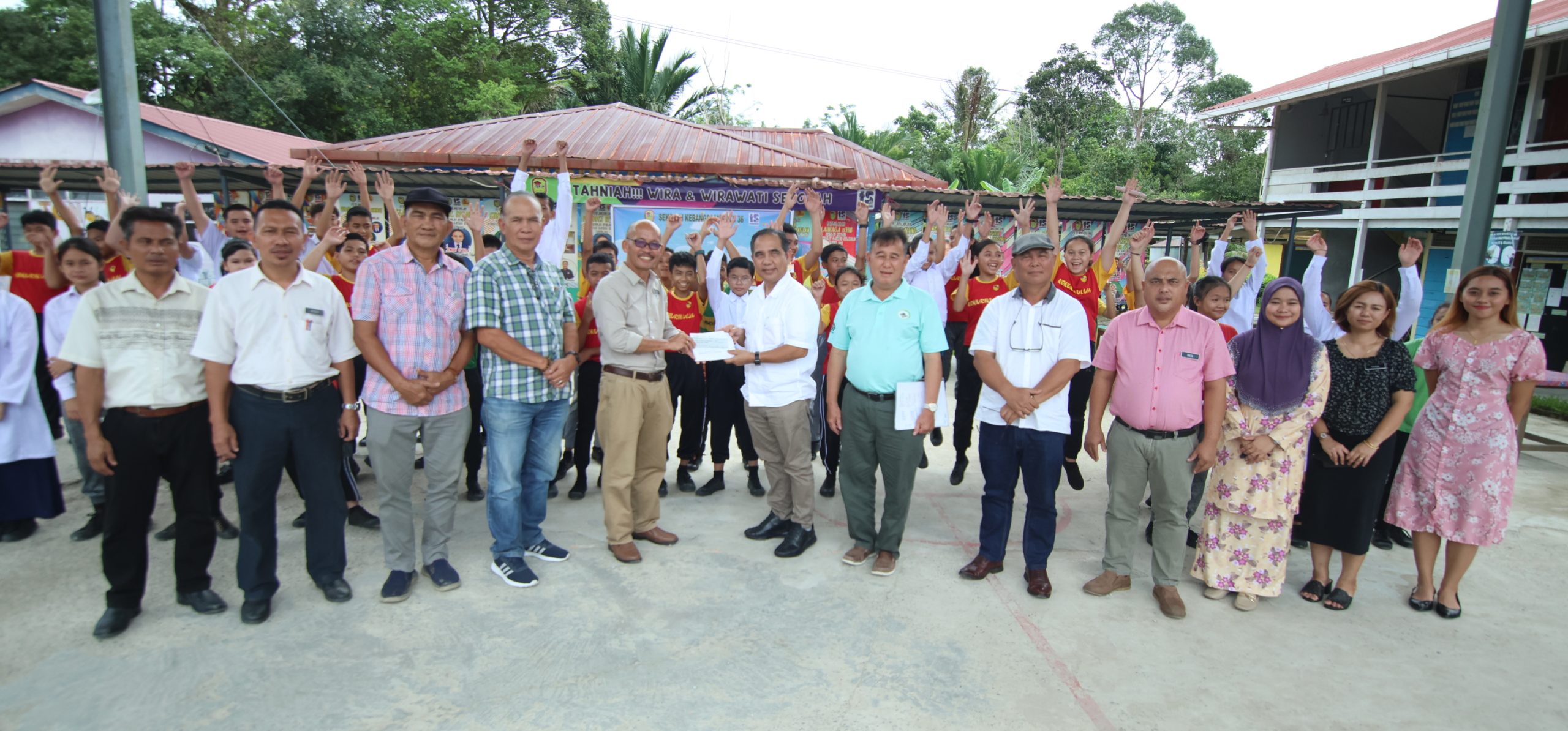 Edwin bantu SK Batu 36 - UTUSAN SARAWAK