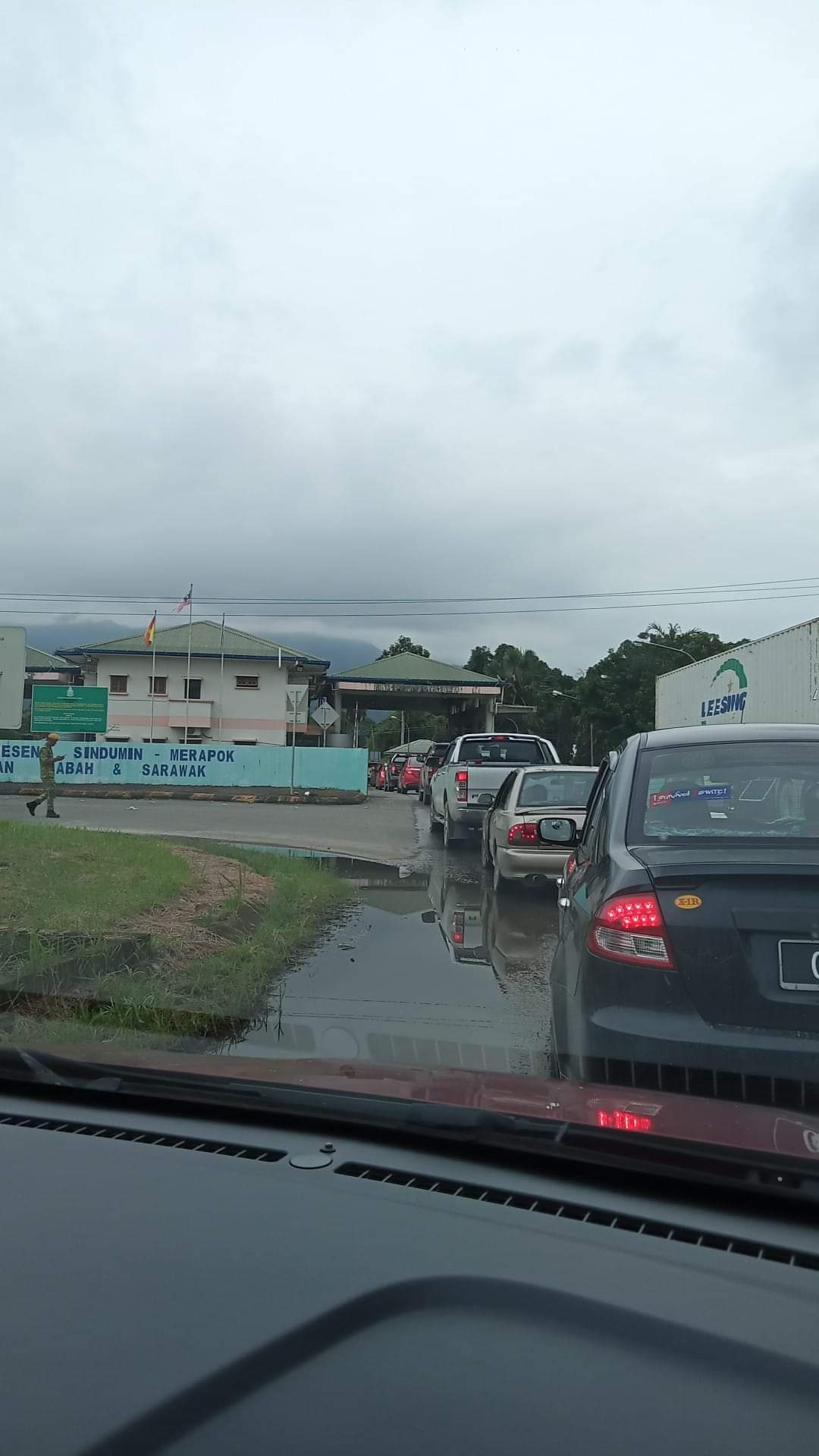 Jalan sesak teruk di Trusan, Merapok pada hujung minggu - UTUSAN SARAWAK