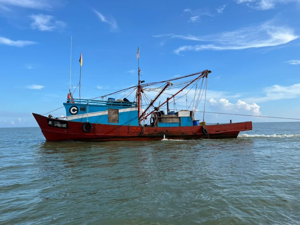 Bot nelayan tempatan ditahan tangkap ikan luar kawasan zon - UTUSAN SARAWAK