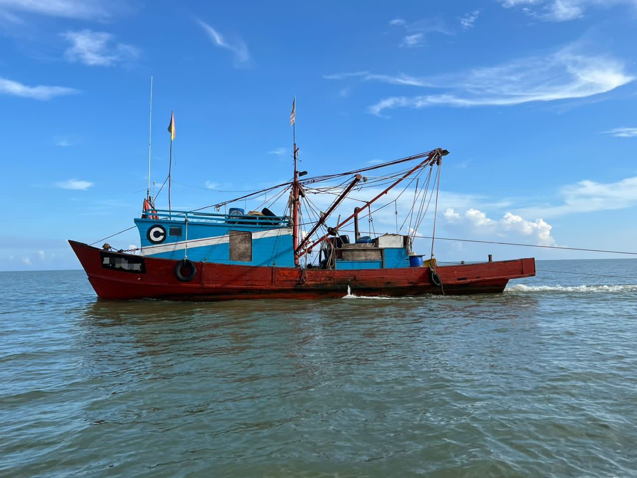 Bot nelayan tempatan ditahan tangkap ikan luar kawasan zon - UTUSAN SARAWAK