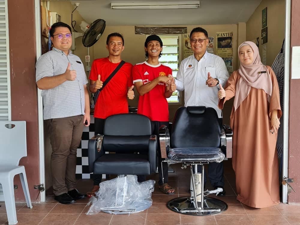 Julaihi sumbang dua unit kerusi gunting rambut - UTUSAN SARAWAK